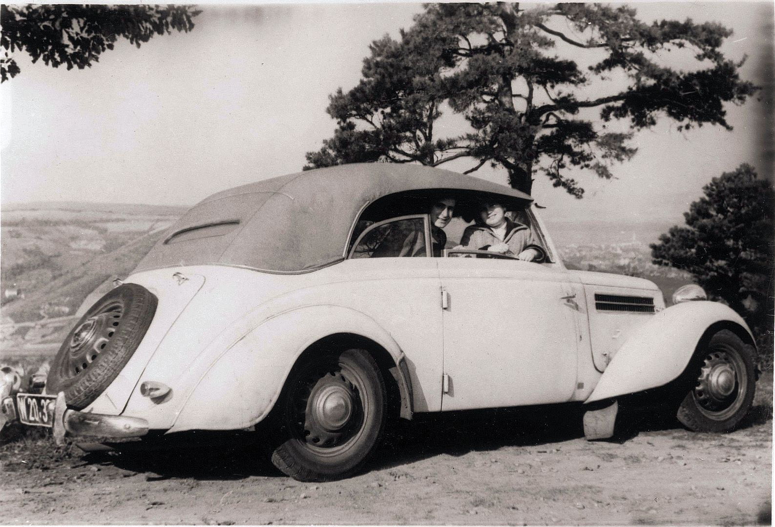 adler_2_liter_cabriolet_1955_galerie | Vorkriegsautos auf alten Fotos