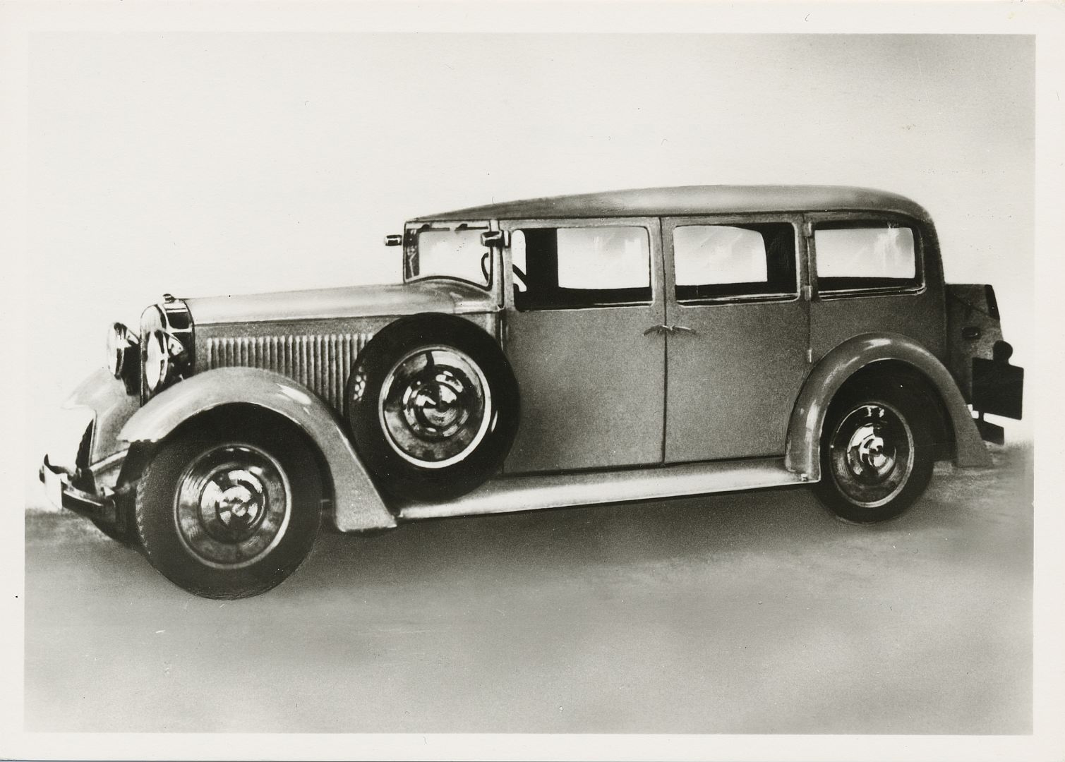 Adler_Standard_8_Gropius_Galerie | Vorkriegsautos auf alten Fotos