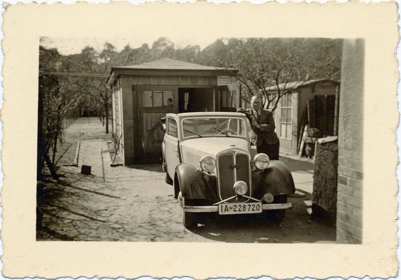 DKW_F4_Garage_Galerie | Vorkriegsautos auf alten Fotos