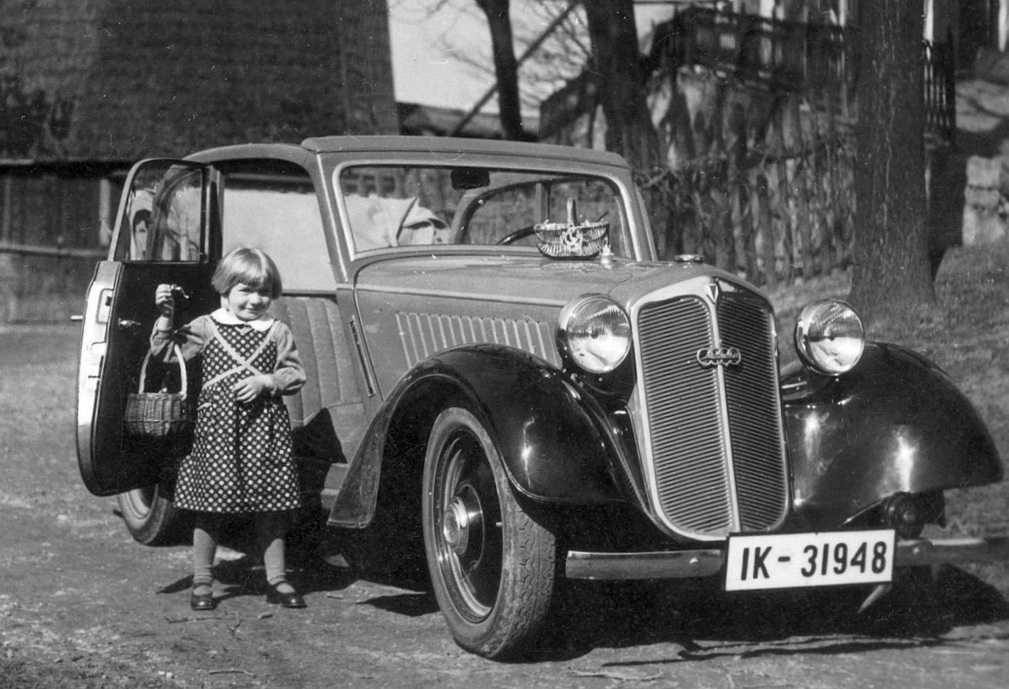 DKW_F4_Meisterklasse_Mädchen_Galerie | Vorkriegsautos auf alten Fotos