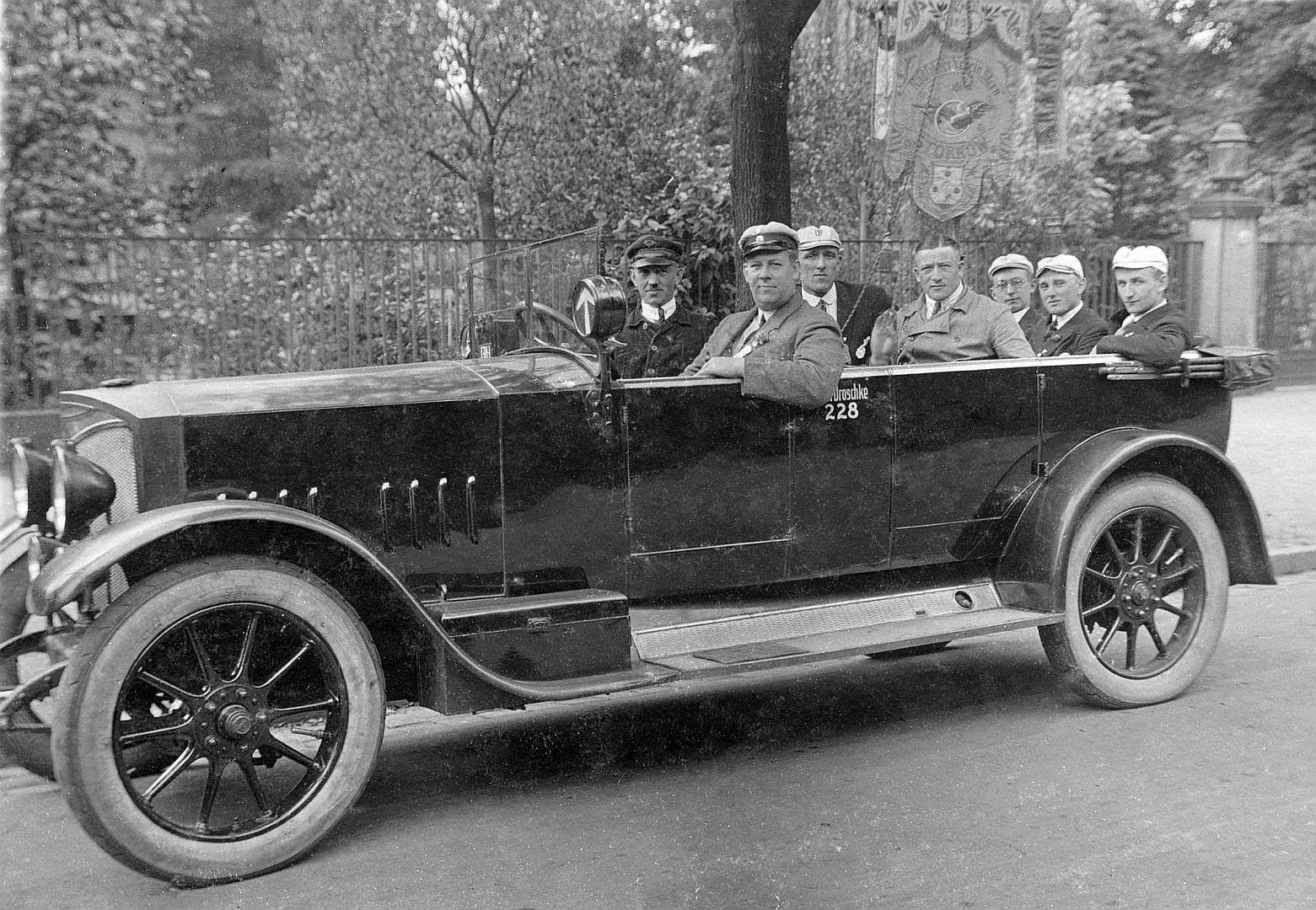 protos_typ_c_10-30_ps_droschke_galerie | Vorkriegsautos auf alten Fotos